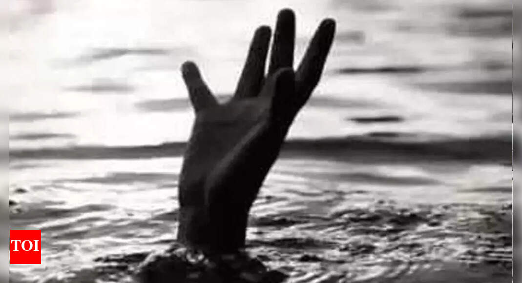 Boat capsizes in Narmada: Woman & son drown, 13 rescued | Indore News ...