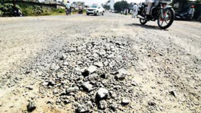 Sr Citizens Fume At Poor Quality Road Repair Works | Kolhapur News ...