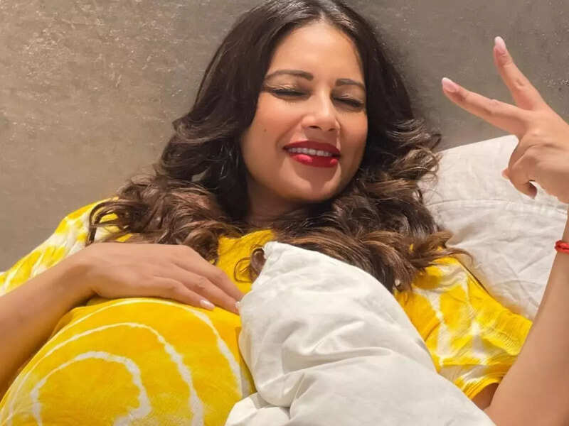 Bipasha Basu flaunts baby bump in gorgeous new picture, says 'love the ...