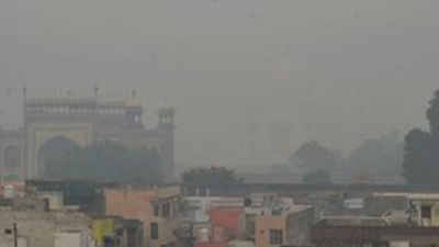 Agra: City of Taj disappears in thick veil of smog, AQI remains in ...