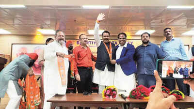 After 12-yr Stay In Cong, Shashi Tiwari Back In Bjp | Chandigarh News ...