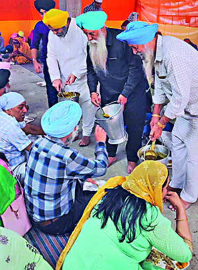Kirtan, Paath And Langar Mark 533rd Birth Anniv Of Guru Nanak | Kolkata ...