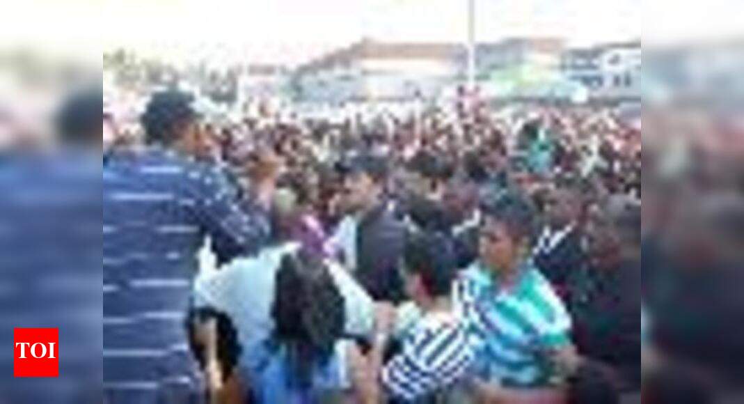 Manav-Archana mobbed by fans in South Africa - Times of India
