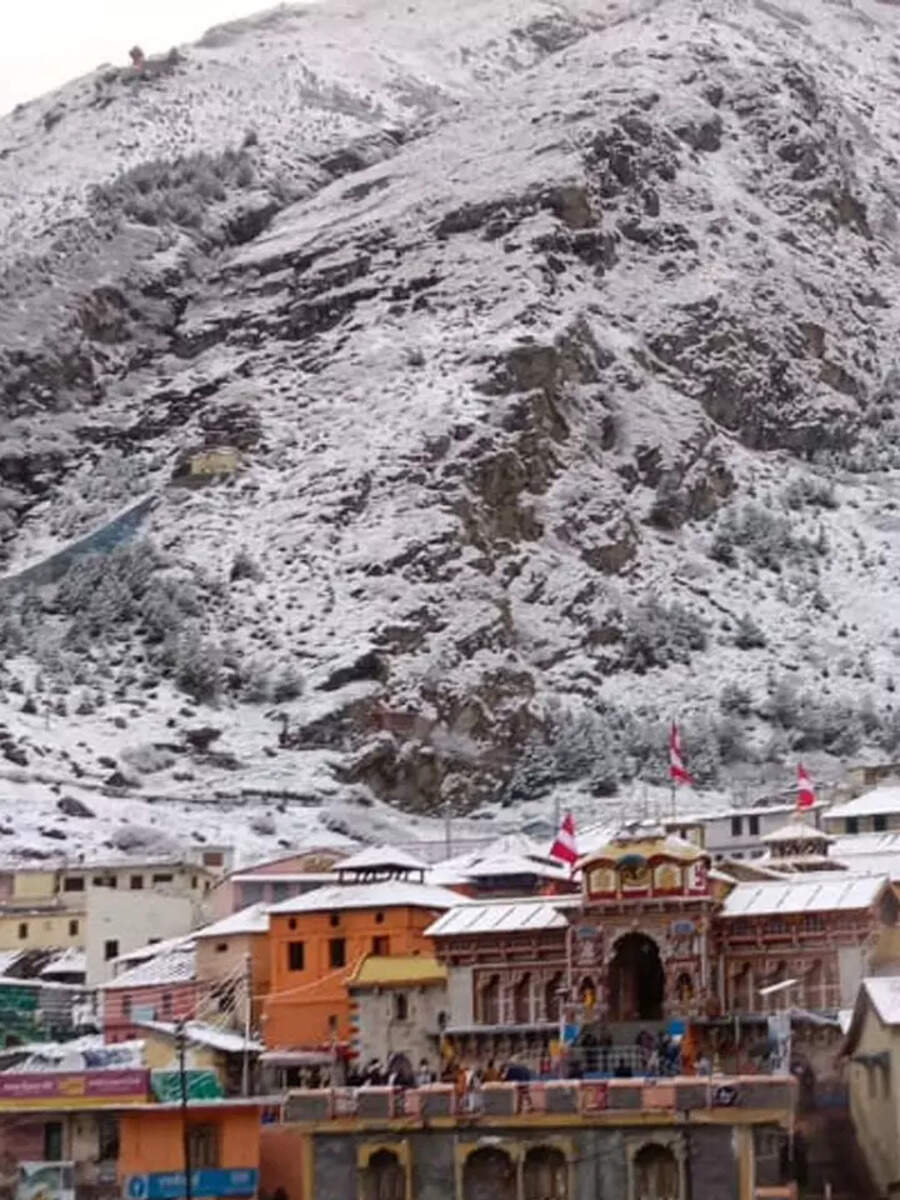 Fresh spell of snowfall lashes Badrinath | Times of India