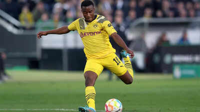 Teenager Moukoko, veteran Goetze in Germany's World Cup squad ...