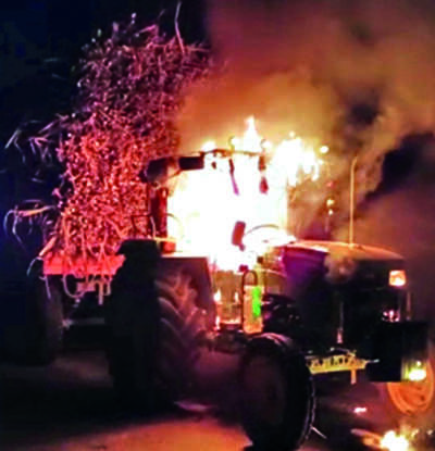 Sugar Cane Tractor Set Ablaze In Kolhapur | Kolhapur News - Times of India