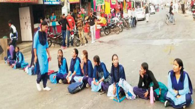 Punjab: Girl students of 'smart school' hold 'we want teachers' protest ...