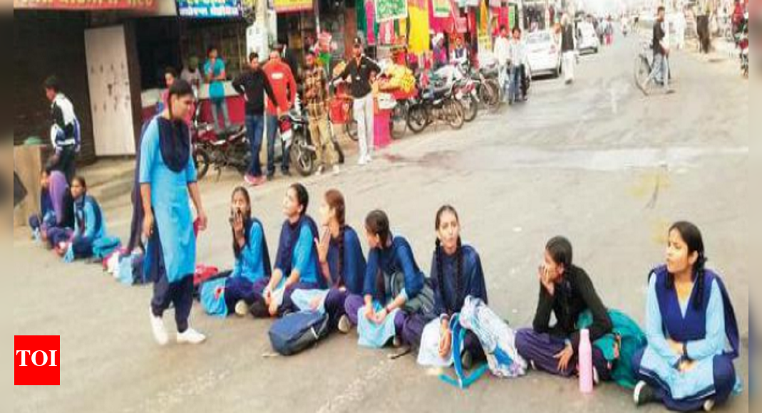 Punjab: Girl students of 'smart school' hold 'we want teachers' protest ... Punjab: Girl students of 'smart school' hold 'we want teachers' protest ...