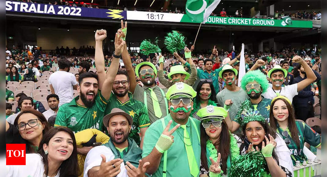 T20 World Cup: Pakistan fans own MCG, but England take the game ...