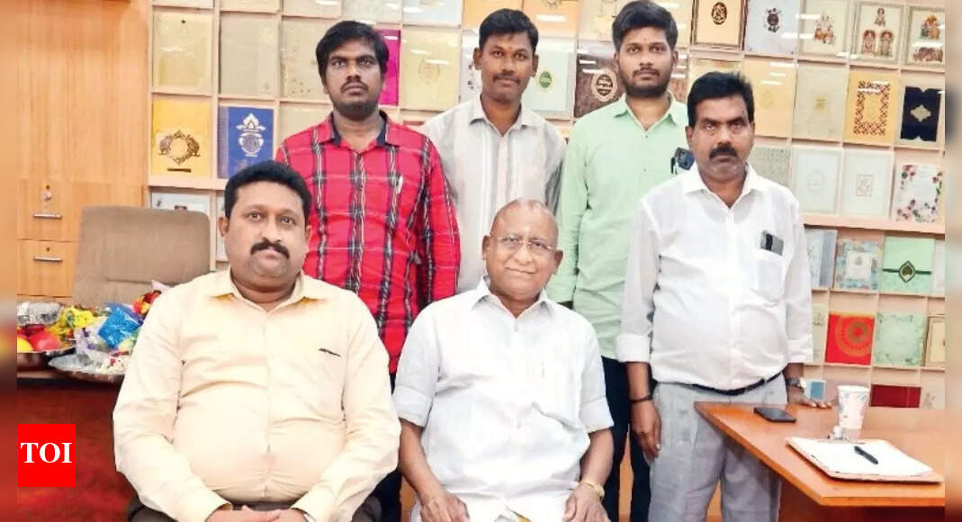 Winning hearts with wedding cards | Chennai News - Times of India