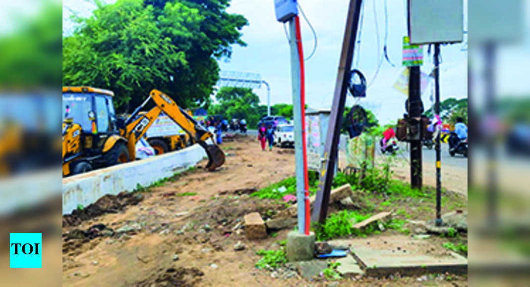 Trichy: Poles Hamper Road Widening | Trichy News - Times of India