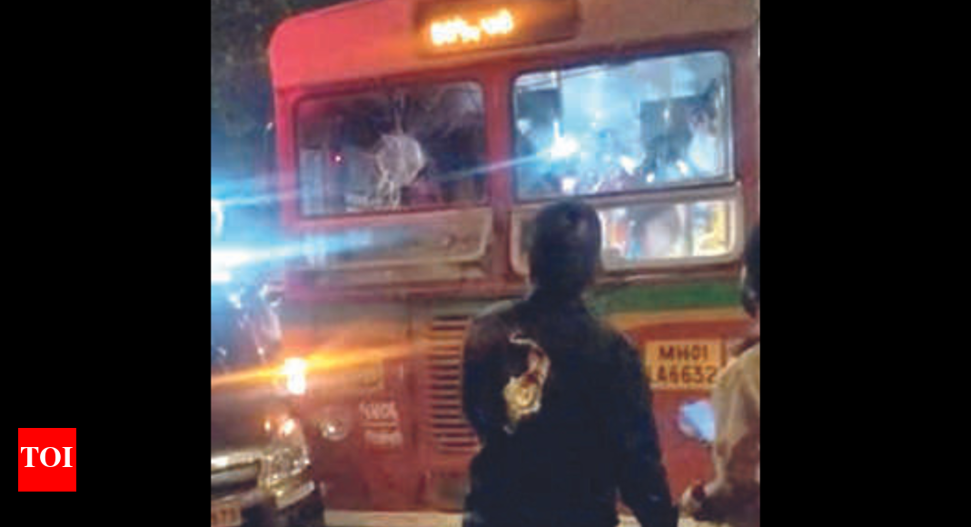 Mumbai: 3 in cab attack BEST bus with stones, thrash driver in road ...