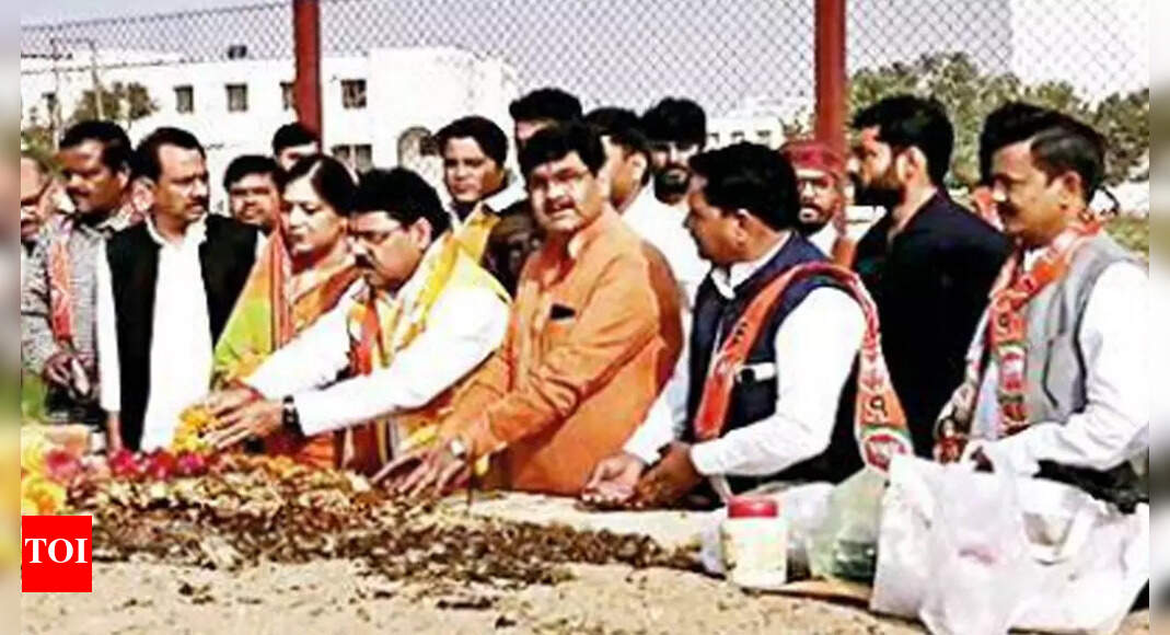 Mainpuri bypoll: Lotus will bloom this time, says BJP candidate Raghuraj Shakya | Agra News ...