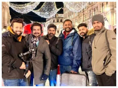 Pushkar Jog wraps up shooting for 'Baap Manus'; shares a group photo ...