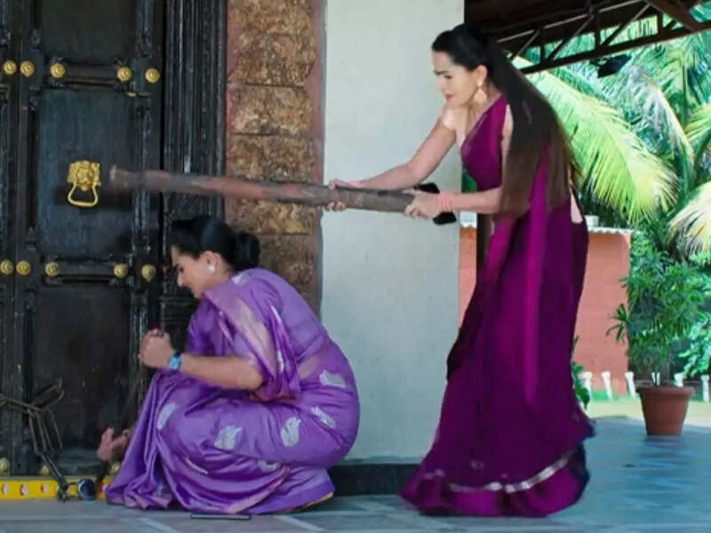Karthika Deepam preview: Monitha assaults Soundarya - Times of India