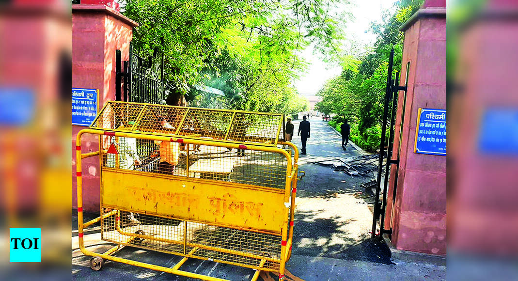 Suv Crashes Into Secretariat Gate | Jaipur News - Times of India