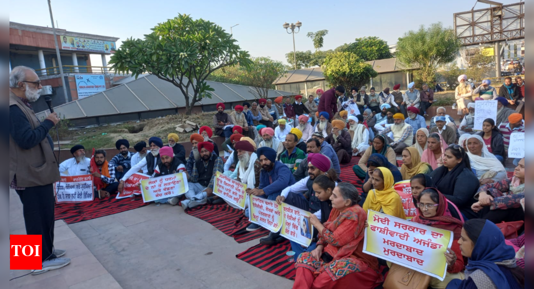 Citizen forum stages demonstration in Amritsar demanding release of ...