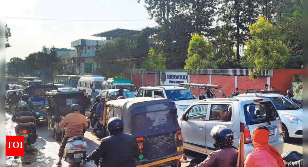 Who is to be blamed for traffic mess outside schools in Dehradun ...