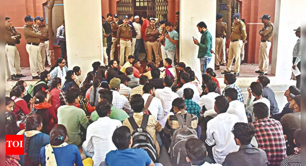 Students Protest For Re-evaluation Amid Police Bandobast | Indore News ...