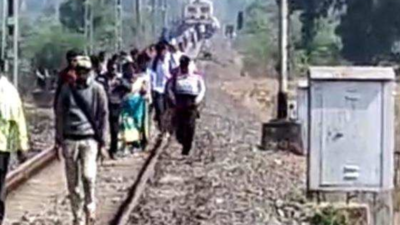Maharashtra: Passengers walk 4km in forest area after train breaks down ...