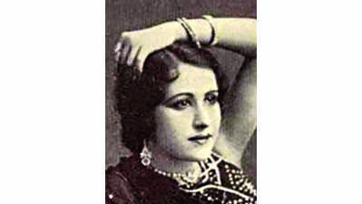 Behula: ‘patience Cooper’s Styling & Outfit Were Modern’ | Kolkata News ...