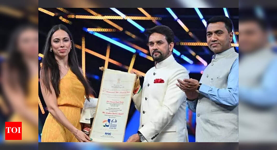 Manish Tripathi designs a bandhgala to highlight handloom at IFFI - Times of India