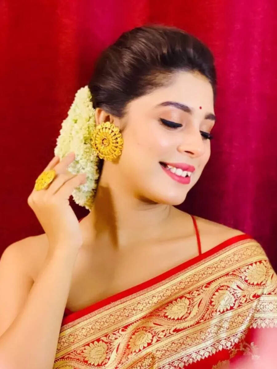 Actress Adrija Addy Roy’s stunning saree looks | Times of India