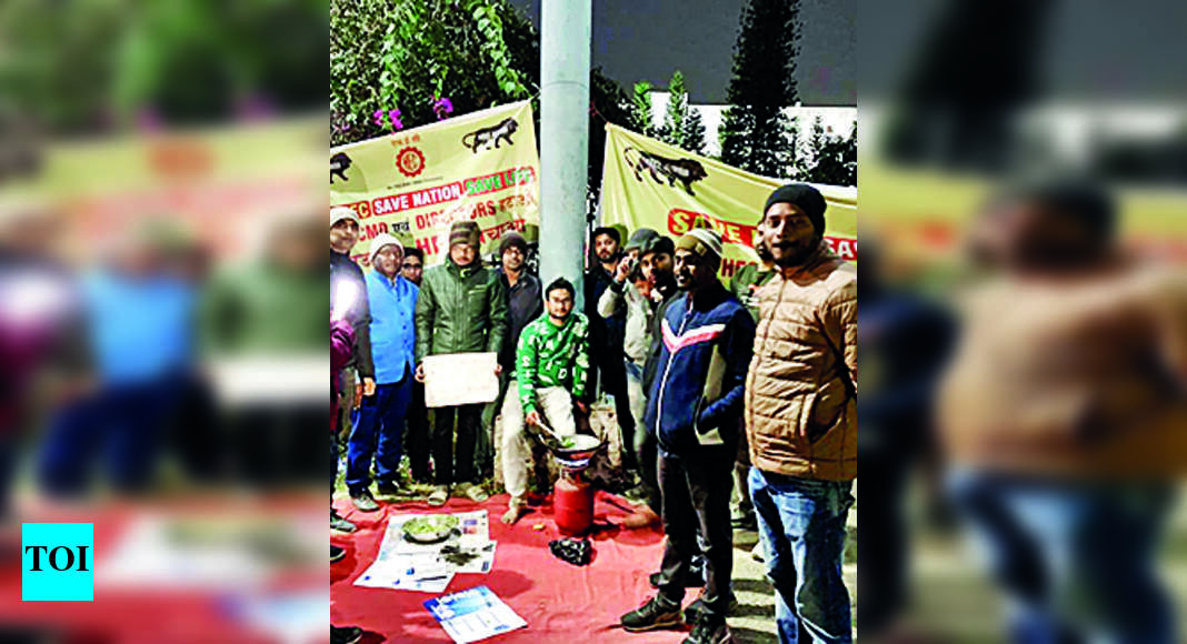 Hec: Hec Executives Sell Pakodas As Their Stir Enters 23rd Day | Ranchi ...