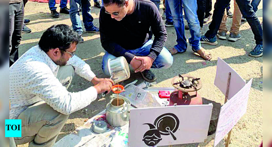On Day 24, Hec Execs Sell Tea At Protest Site | Ranchi News - Times of ...
