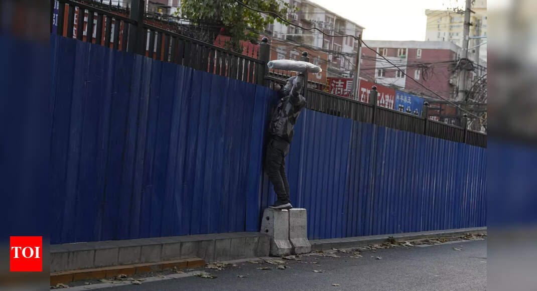 Hundreds protest Covid lockdowns at Beijing's Tsinghua University ...