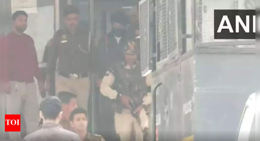 Delhi: Security beefed up outside FSL Rohini after Aaftab Poonawala ...