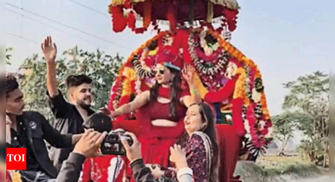 Uttar Pradesh: Bride does 'ghurchari', smashes male-dominated custom in ...