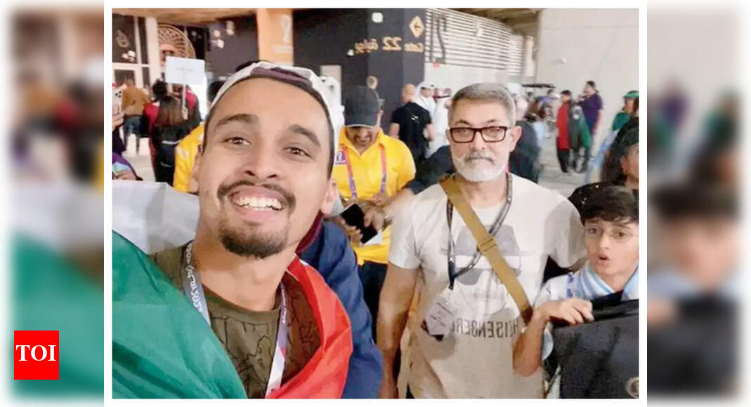 Fifa World Cup Qatar 2022: Aamir Khan poses for a selfie with fan after ...