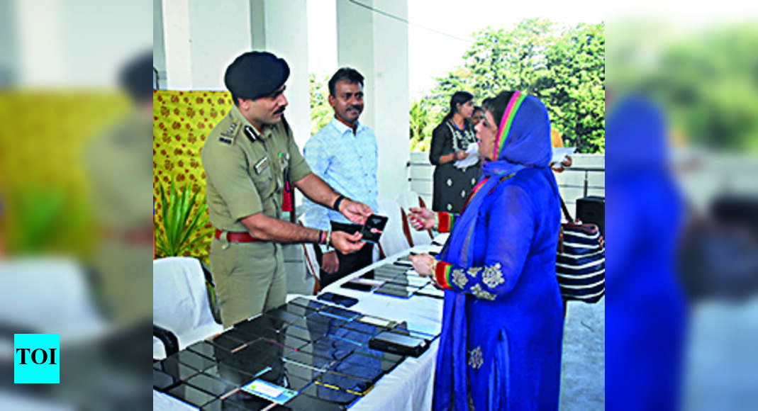 Bidhannagar Bidhannagar Cops Return 100 Lost Mobiles Kolkata News
