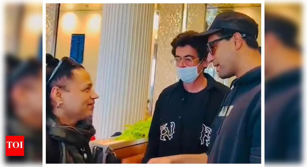 Kailash Kher catches up with Vicky Kaushal and Sunil Grover at the ...