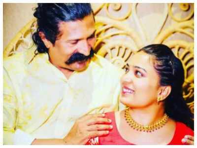 Pravin Tarde wishes his wife Snehal Tarde on their wedding anniversary with an adorable post ...