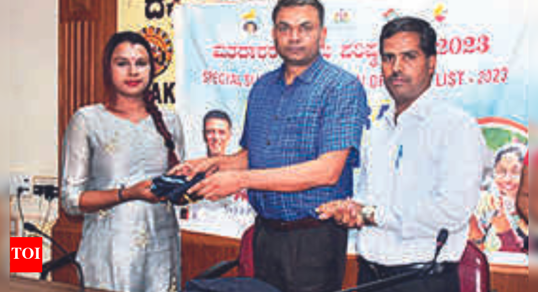 Deputy commissioner Ravi Kumar MR asks transgenders to enlist on poll ...