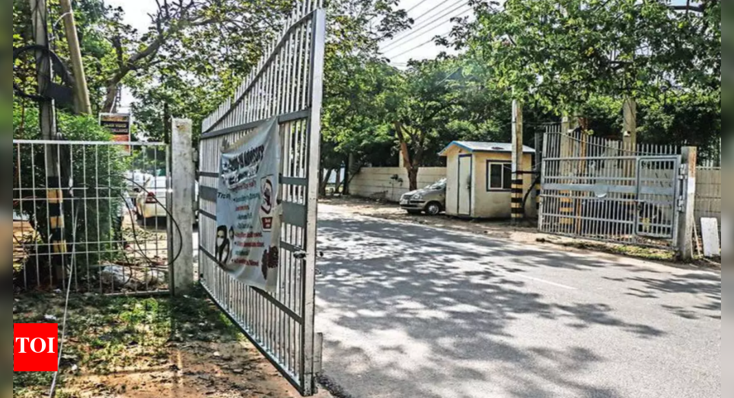 Locked Gates In Sectors Spell Delays: 3 Removed, More To Go | Gurgaon ...