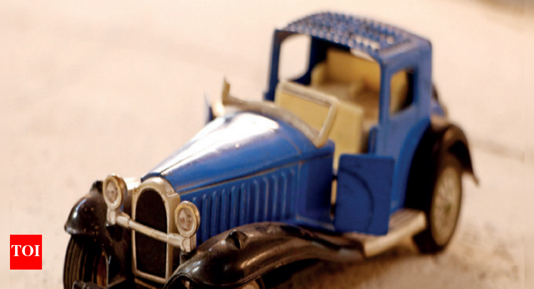 Student makes room-sized thermocol vintage car, eyes Guinness record in ...