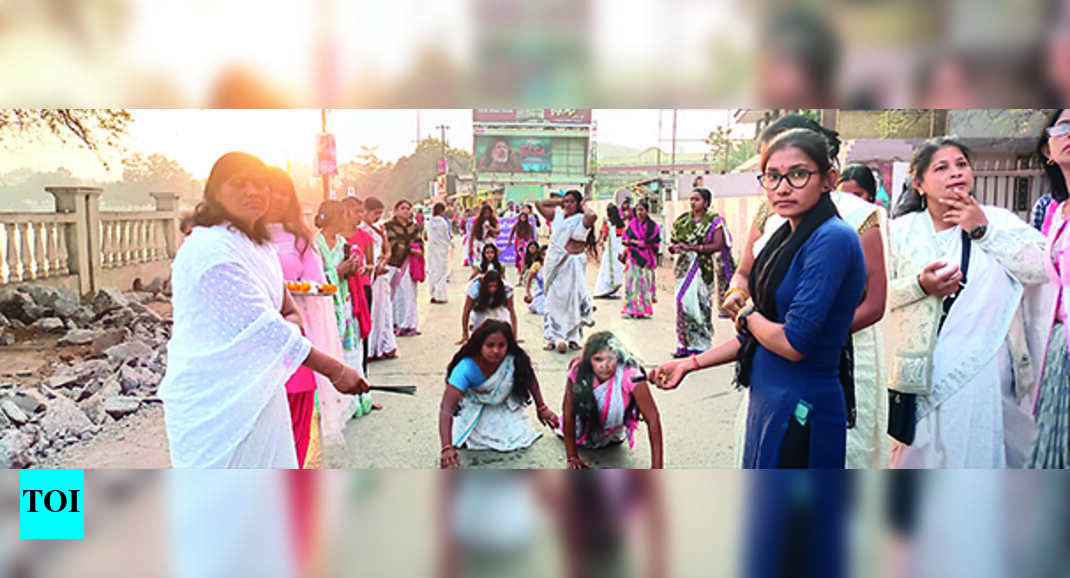 Raipur: Widows Demanding Jobs Perform ‘dandavat’ For Attention | Raipur ...