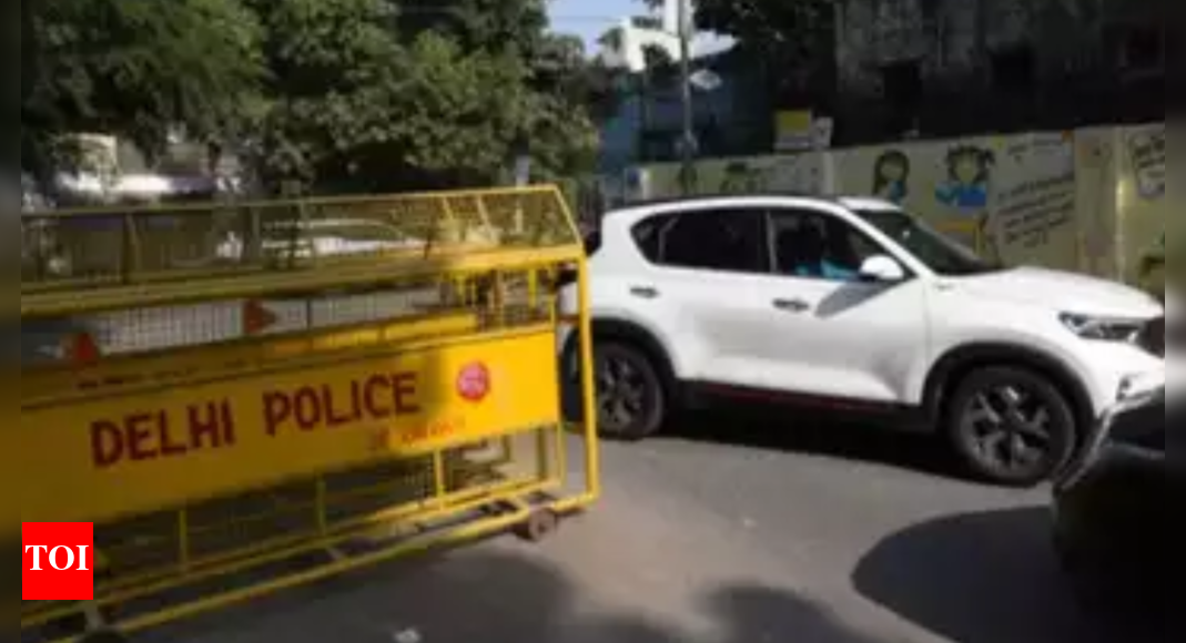 Man Robbed Of Rs 13 Lakh On Delhis Shalimar Bagh Flyover Delhi News