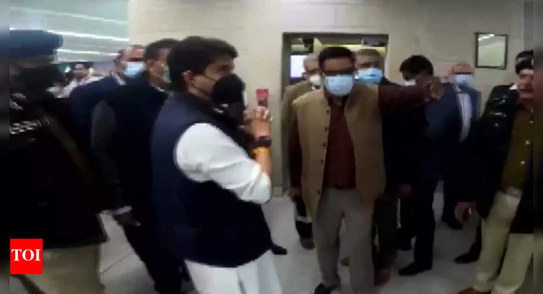 Delhi airport announces plan to reduce waiting time for passengers ...