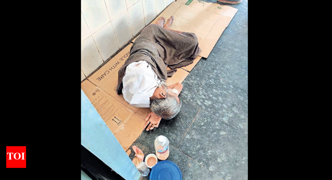 Abandoned elderly parents languish at district hospital | Kochi News ...