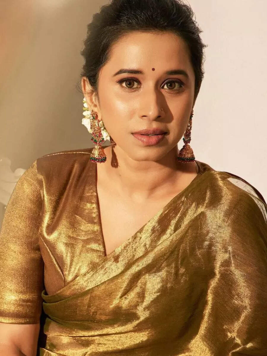 In pics: Shreya Bugde slays golden saree in style | Times of India