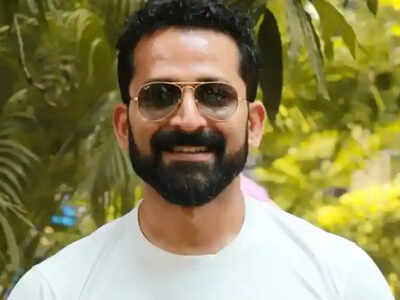 Ajith gifts a powerful stunt protection kit to 'Thunivu' co-star John ...