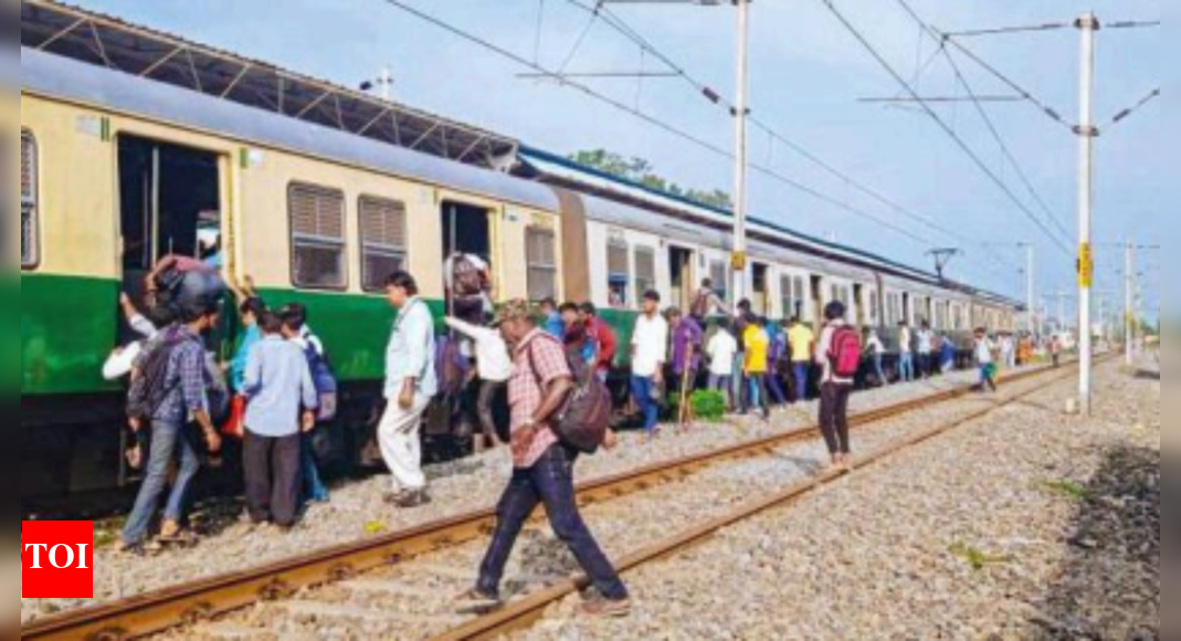 Ponneri: Passengers risk their lives to catch train in Ponneri railway ...