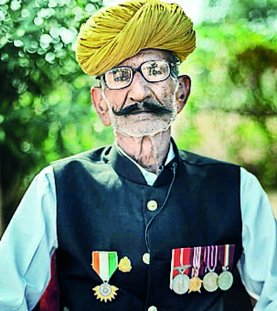 1971 Longewala War Hero Bhairon Singh Rathore Battles For Life At Aiims ...