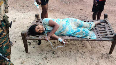 Sukma: Jawans In Sukma Carry Pregnant Woman On Cot, Help Her Reach Hosp ...