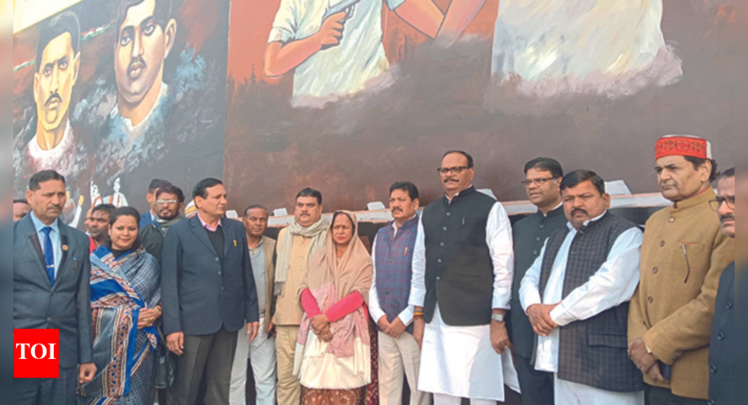 Kakori: Kakori Incident Anniversary: Kin Of Freedom Fighters Feted ...