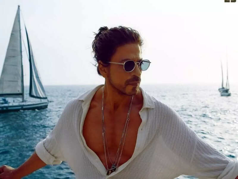 Shah Rukh Khan signs autograph on the painting of his late parents ...